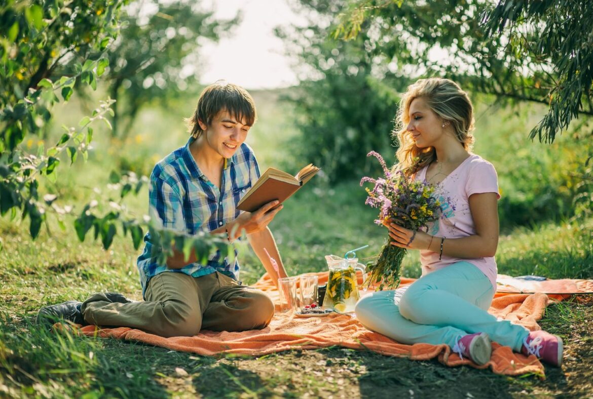 16 Fun and Romantic Virtual Date Ideas for Long Distance Couples ...