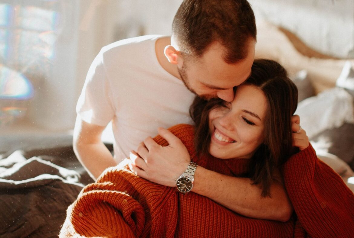 11 Telltale Signs a Girl Wants You to Hold Her Hand – blissfulties