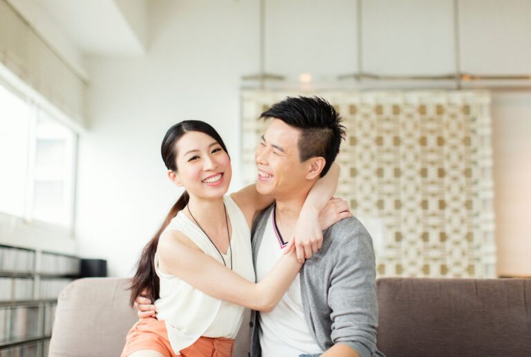 11 Telltale Signs a Girl Wants You to Hold Her Hand – blissfulties