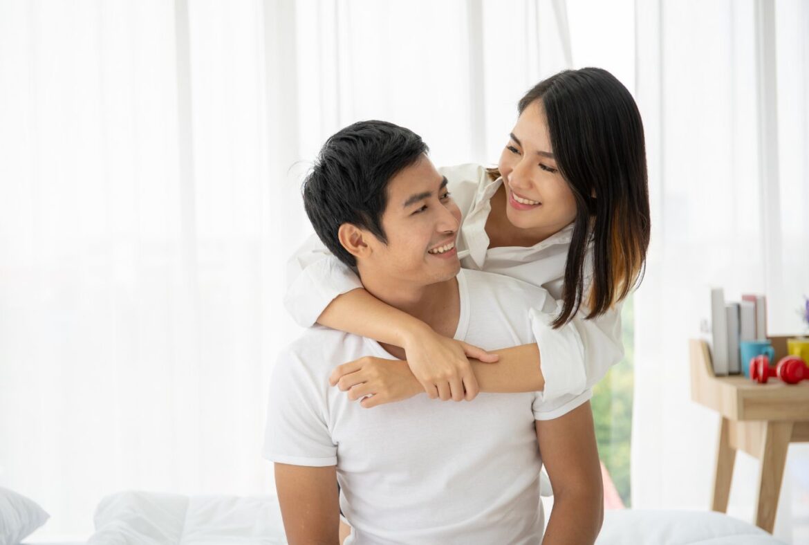 11 Telltale Signs a Girl Wants You to Hold Her Hand – blissfulties